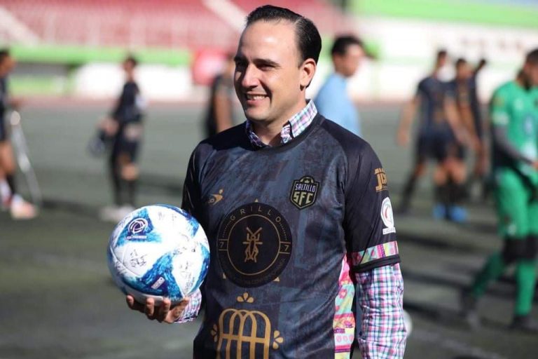 Visita Manolo a jugadores del Saltillo FC