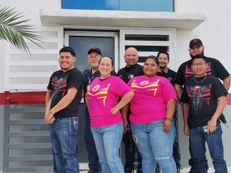 Entregan certificado a mujeres como choferes de camión quinta rueda