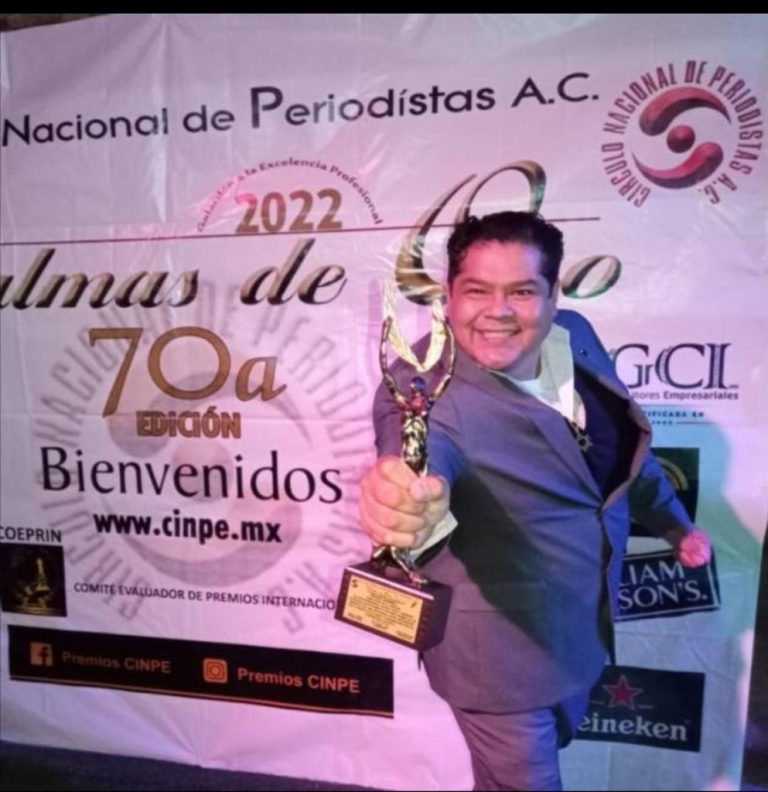 Recibe el cantante coahuilense Hugo Daniel “Las Palmas de Oro”