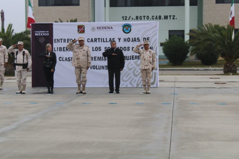 Entregan cartilla militar liberada a la primera mujer soldado