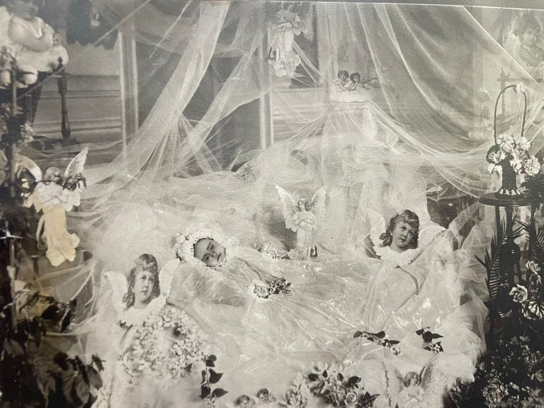‘Los angelitos’ inmortalizados en fotografías post mortem